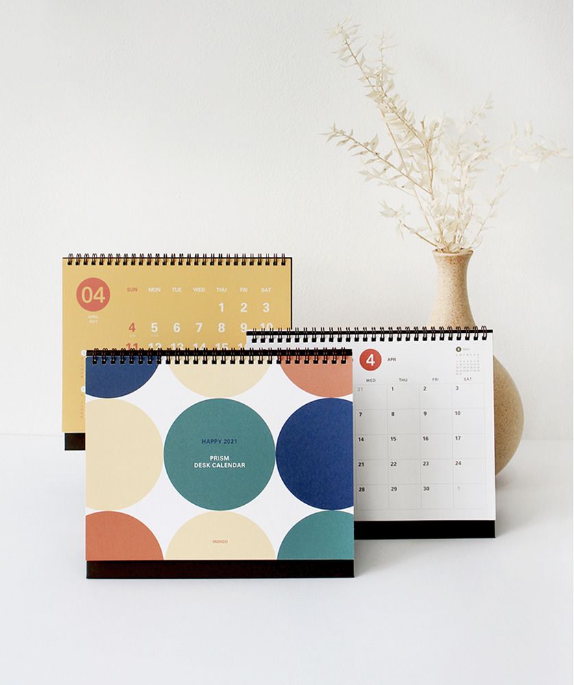 MochiThings: 2021 Prism Desk Calendar