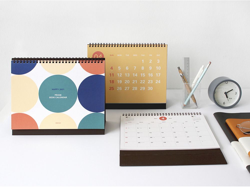 MochiThings: 2021 Prism Desk Calendar