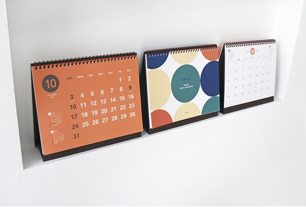 MochiThings: 2021 Prism Desk Calendar