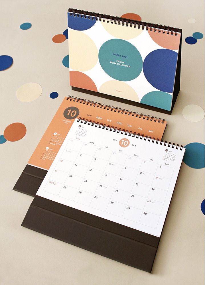 MochiThings: 2021 Prism Desk Calendar