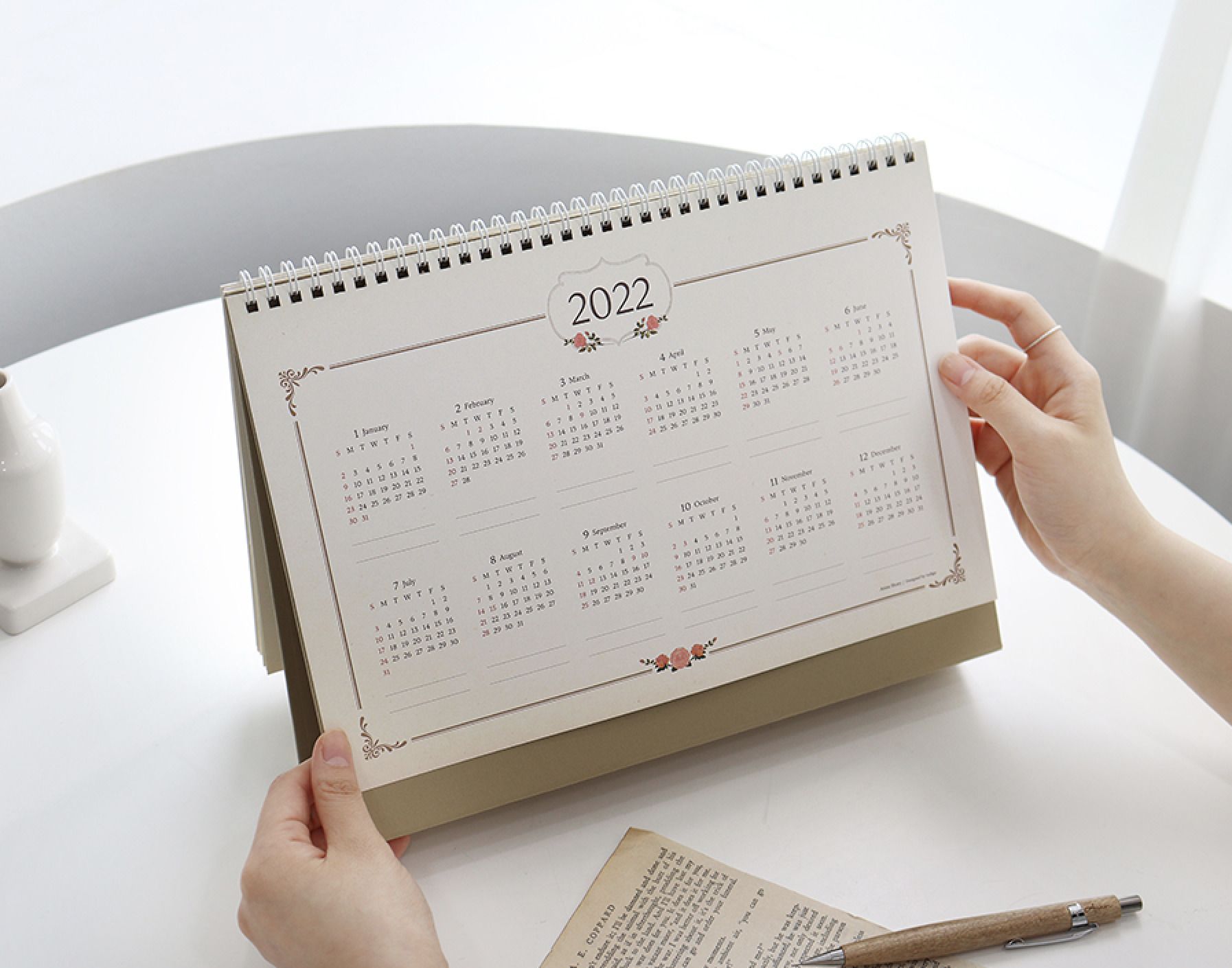 MochiThings: 2022 Large Anne Story Desk Scheduler