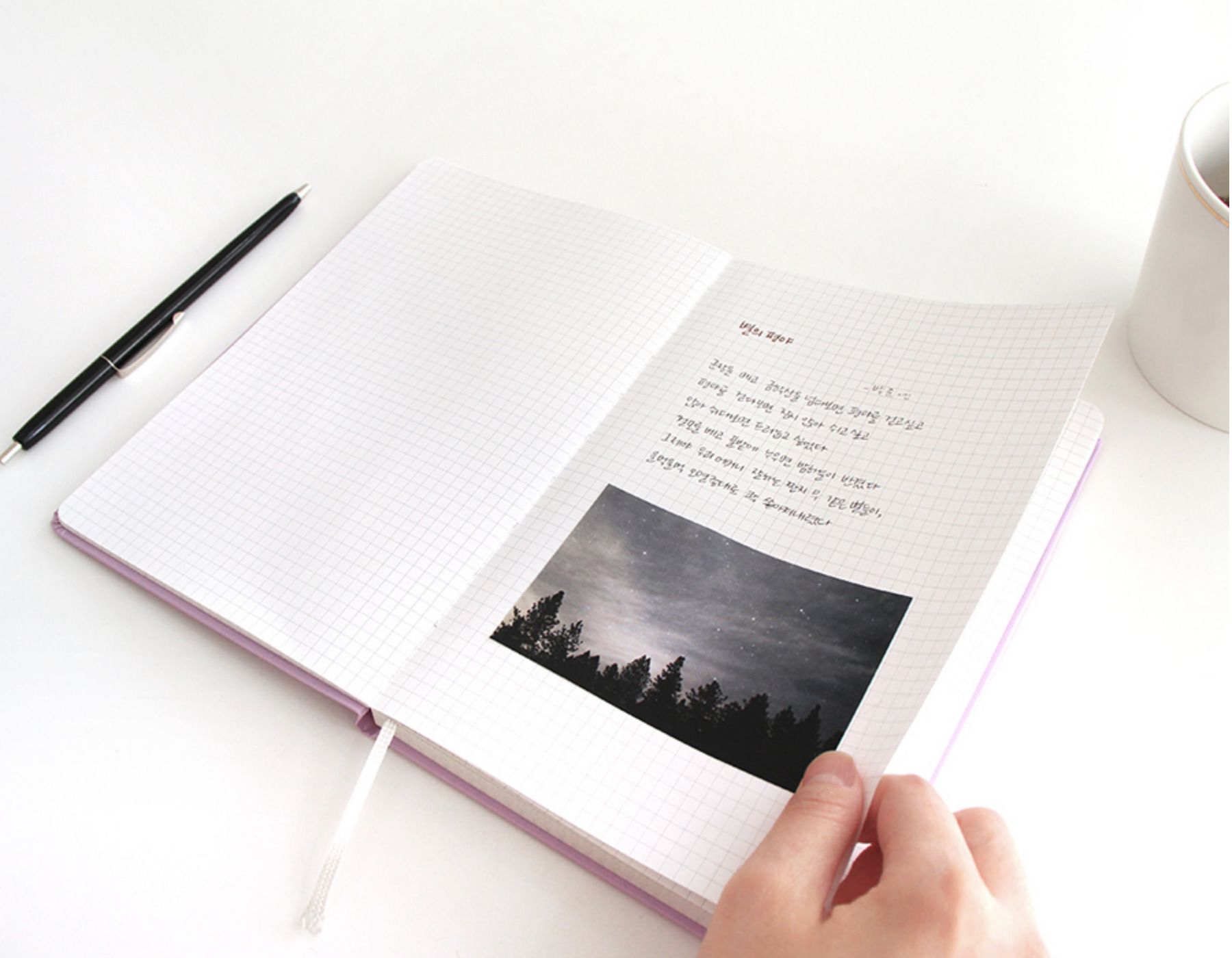 MochiThings: Prism 200p Hardcover Band Grid Notebook