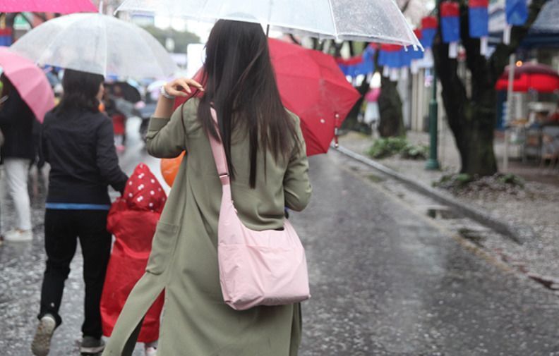 MochiThings: Daily Rain Shoulder Bag