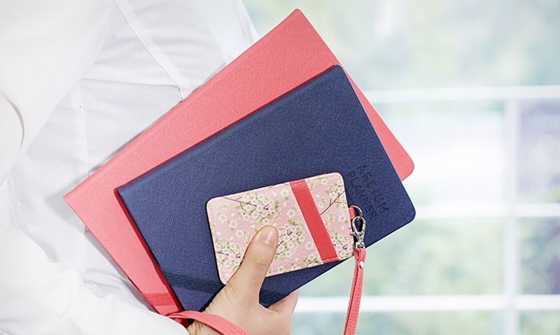 MochiThings: Flowery Strap Card Case