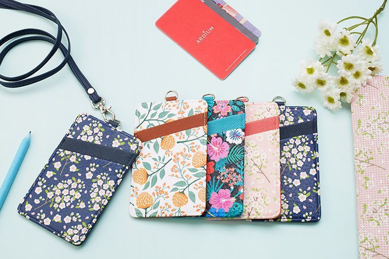MochiThings: Flowery Strap Card Case