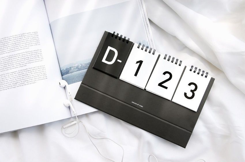 MochiThings: Iconic D-Day Standing Calendar