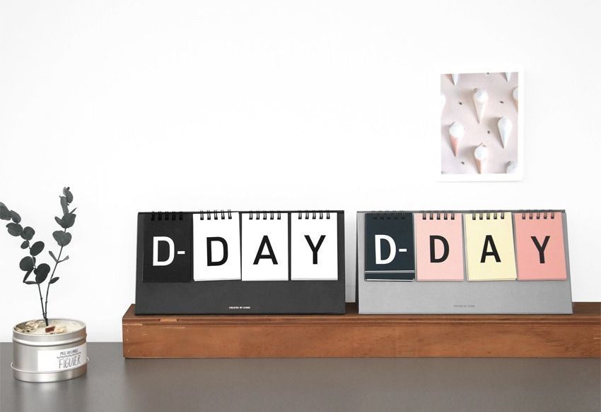 MochiThings: Iconic D-Day Standing Calendar