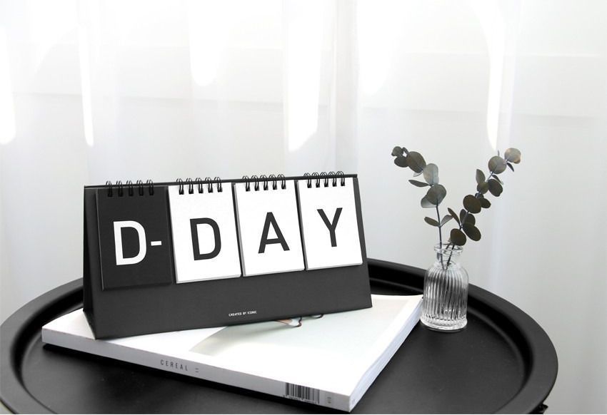 MochiThings: Iconic D-Day Standing Calendar