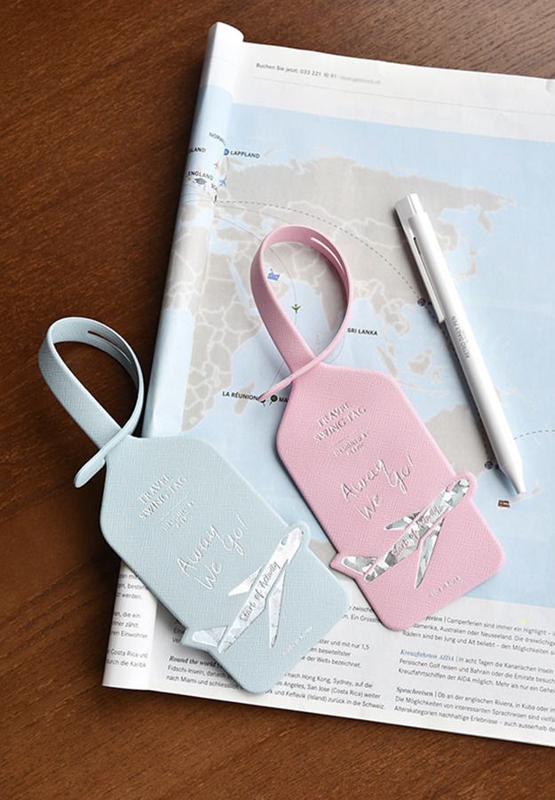 MochiThings: Hologram Travel Swing Tag