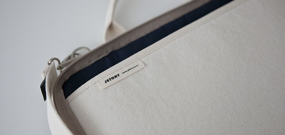 MochiThings: Simple Canvas Laptop Bag